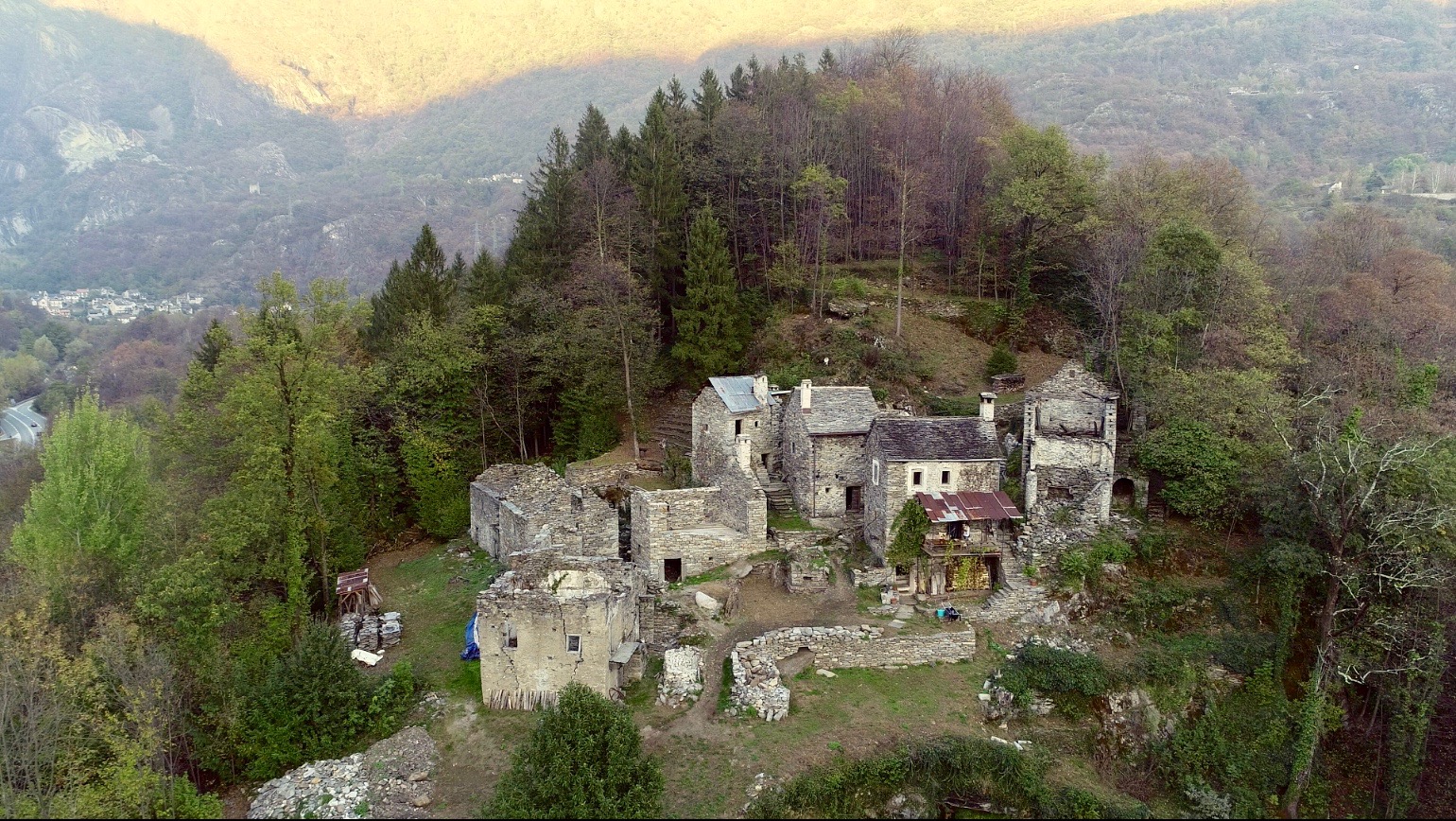 Family fixes home in ghost-town lab & tells others to follow ...