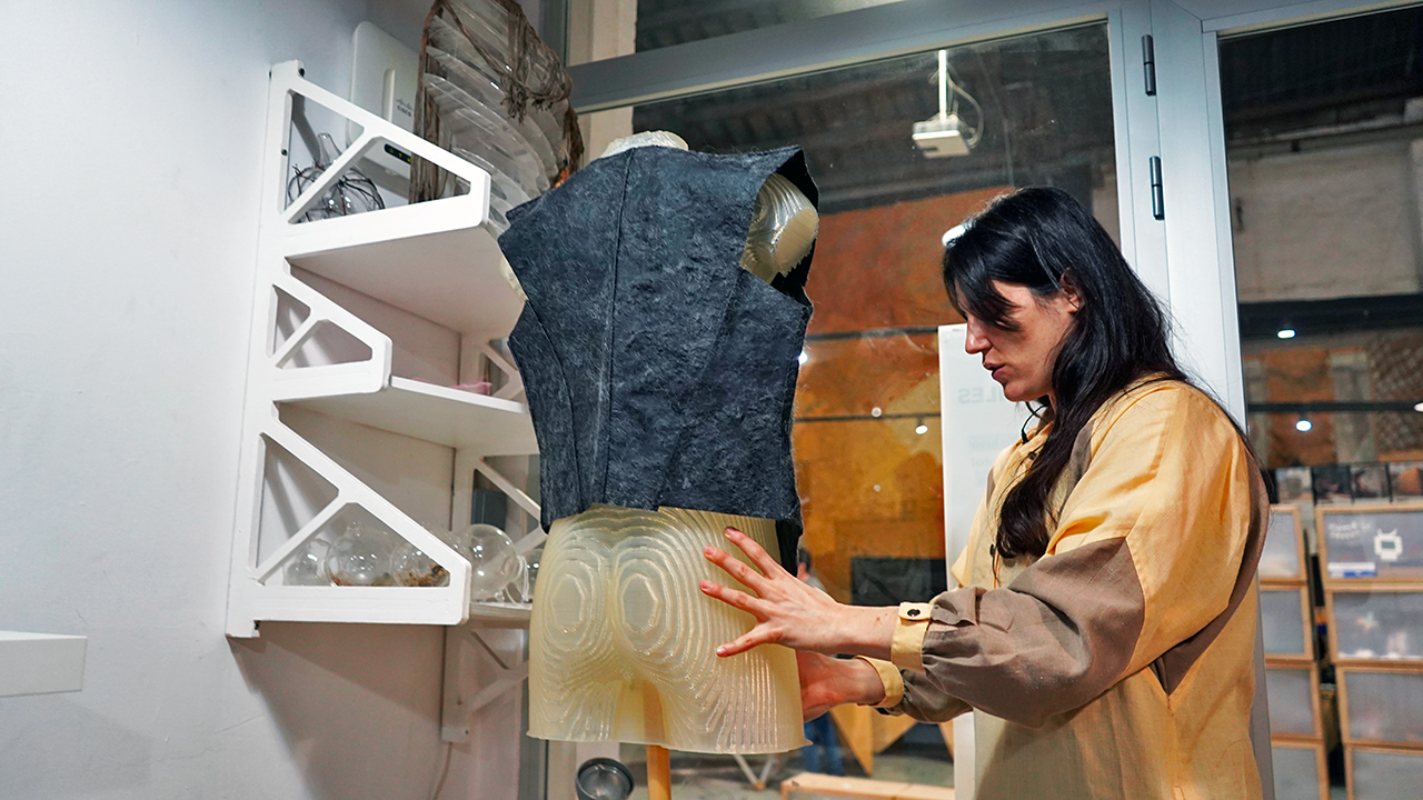 Grow your clothes: grass dress, algae shoes, kombucha fabric ...